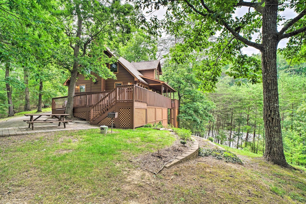 Central Sevierville Cabin W/ Hot Tub & Views! - Townsend, TN