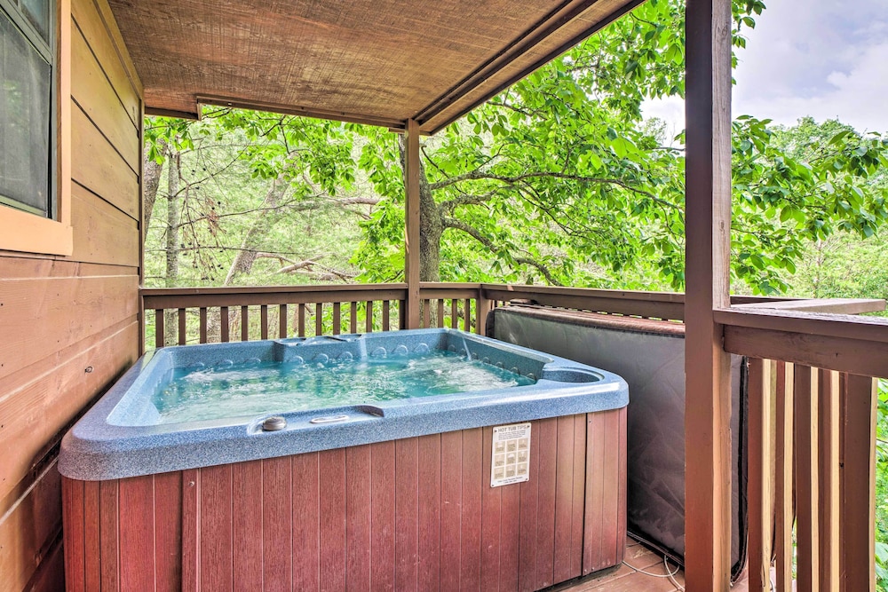 Central Sevierville Cabin W/ Hot Tub & Views! - Townsend, TN