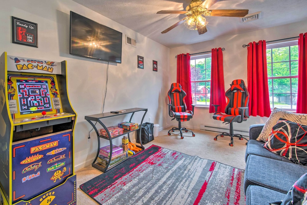 Jacuzzi & Resort Amenities: Tobyhanna Family Home! - Mount Pocono, PA