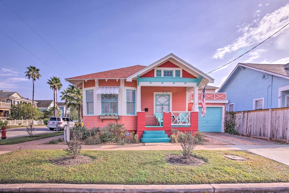 Bright Texas Retreat Near Pleasure Pier & Beach! - Galveston, TX