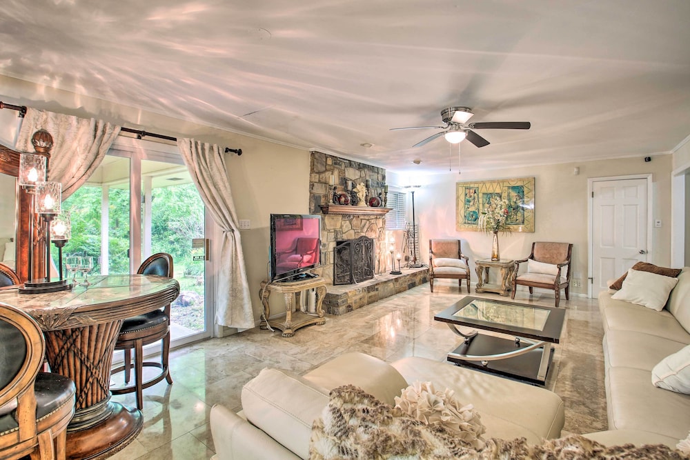 Hot Tub & Yard: Spacious Hot Springs Home! - Hot Springs, AR