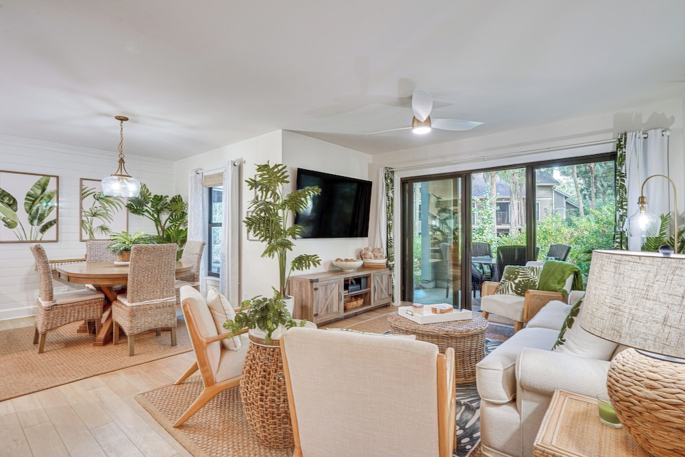 Luxe Tropical Resort Escape - Beaches Nearby! - Seabrook Island, SC