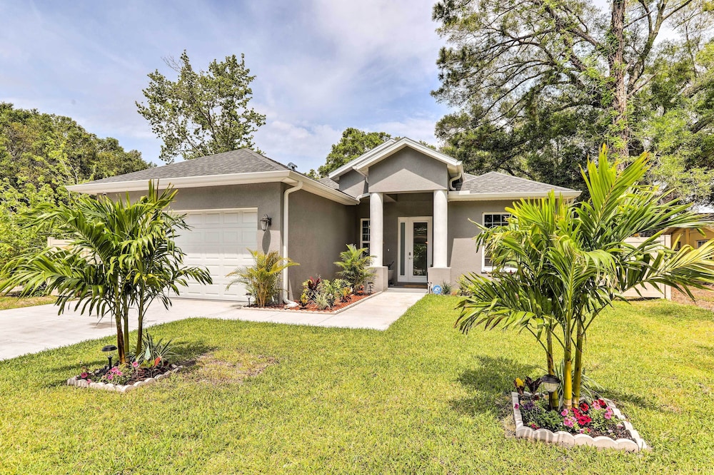 St Pete Escape W/ Patio & Yard: 6 Mi To Beach - Largo, FL