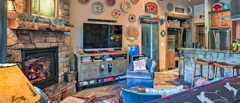 Apartamento (1 Bedroom) | Sala de estar | Televisor, lareira, leitor de DVD