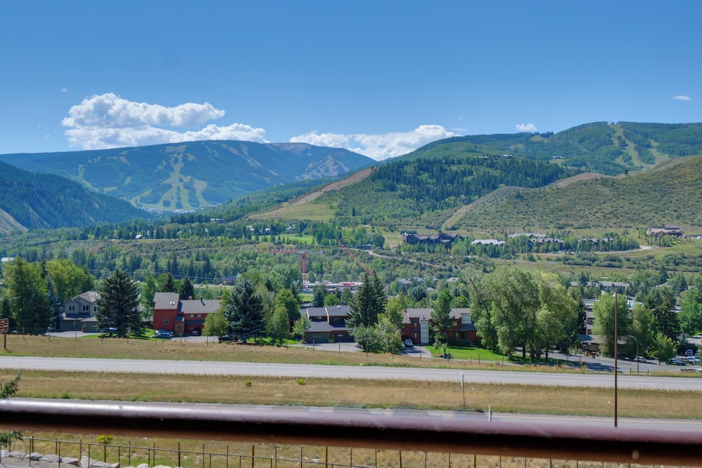 Tranquil Avon Vacation Unit W/ Luscious Views - Sylvan Lake State Park, Eagle