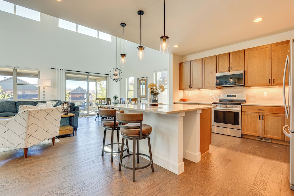 Furnished Deck & Hot Tub: Chic Granby Home! - Granby, CO