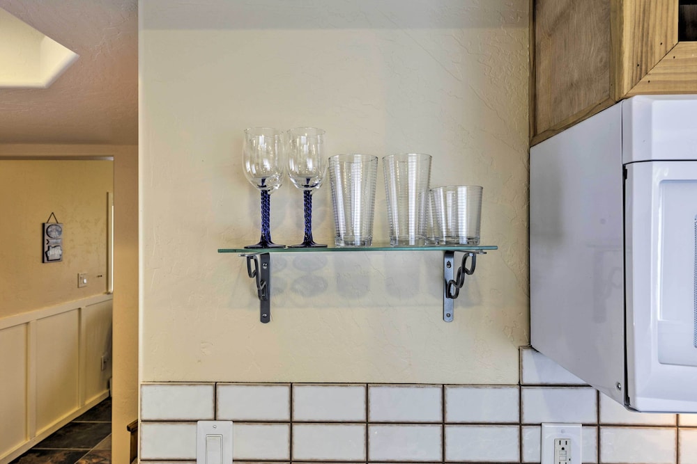 Brookings Vacation Rental Studio - Walk To Town! - Brookings, OR