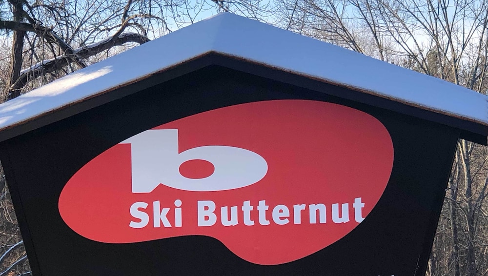 'The Mill River Cabin W/ Fireplace & River View! - Monterey, MA