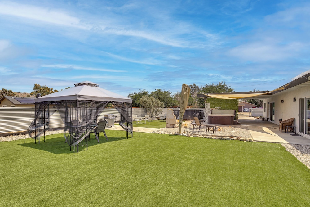 Hot Tub, Yard & Fire Pit: Joshua Tree Home! - California