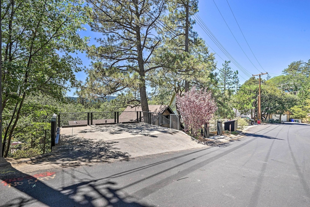 Airy Alpine Getaway W/ Lake Arrowhead Views! - Lake Arrowhead, CA