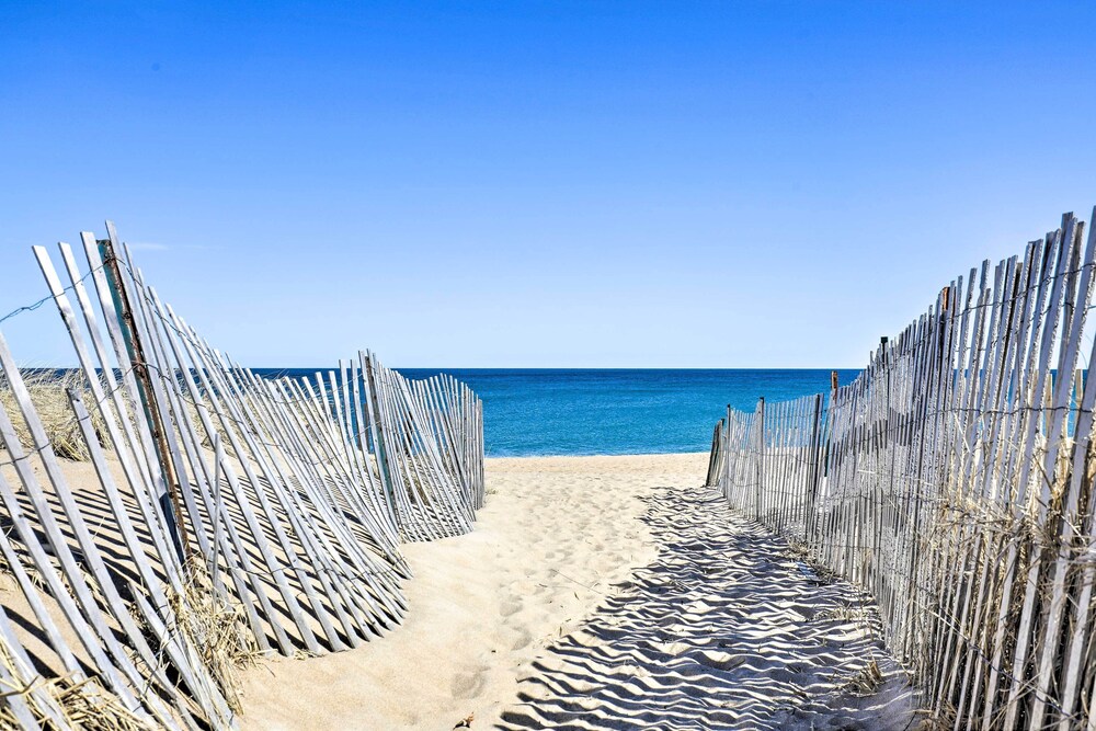 Seaside Escape W/ Porch + Direct Beach Access - Salisbury, MA