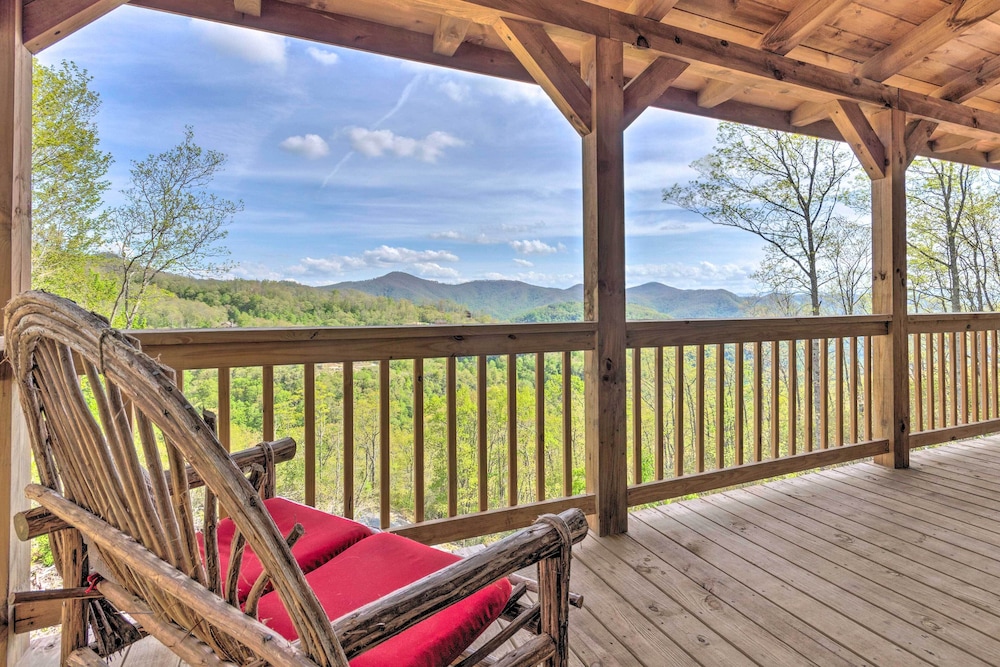 Elevated Cabin Bordering Smoky Mountain Nat'l Park - Cherokee, NC