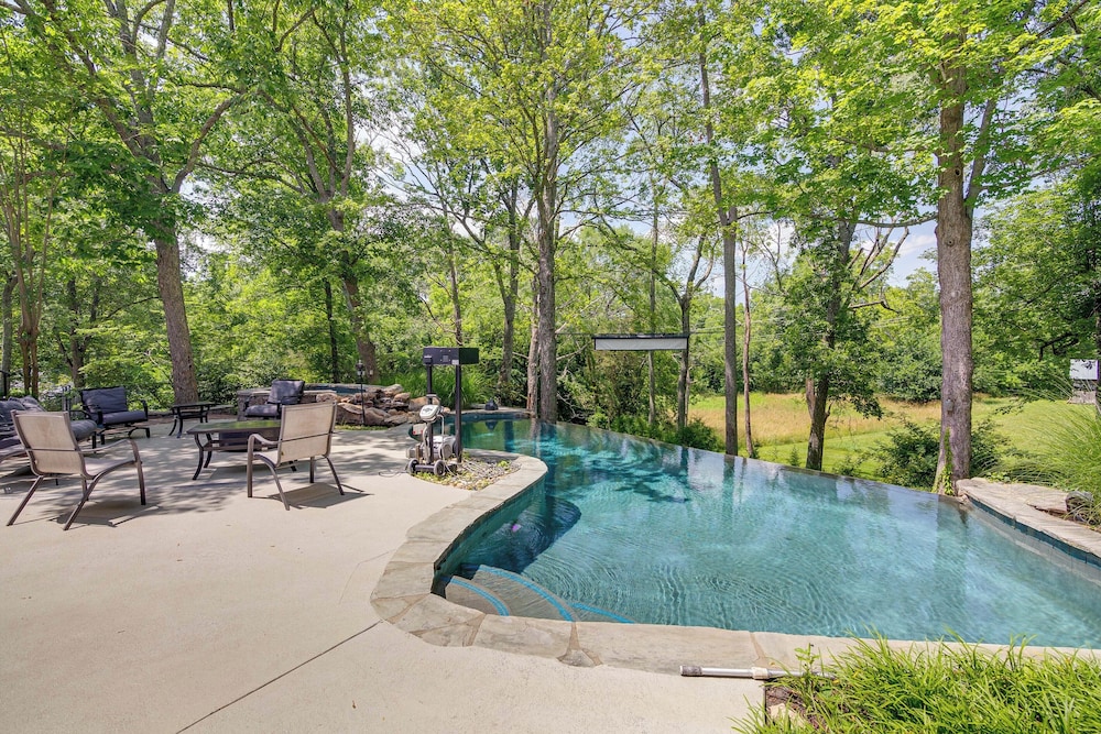 Pool, Hot Tub & Outdoor Theater: Franklin Retreat - Franklin, TN