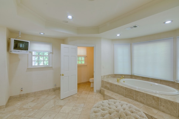 Pool, Hot Tub & Outdoor Theater: Franklin Retreat - Franklin, TN