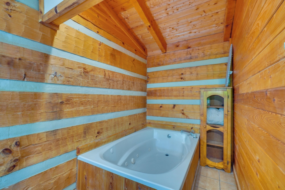 Gatlinburg Cabin W/ Hot Tub ~ 6 Mi To Downtown! - Gatlinburg, TN