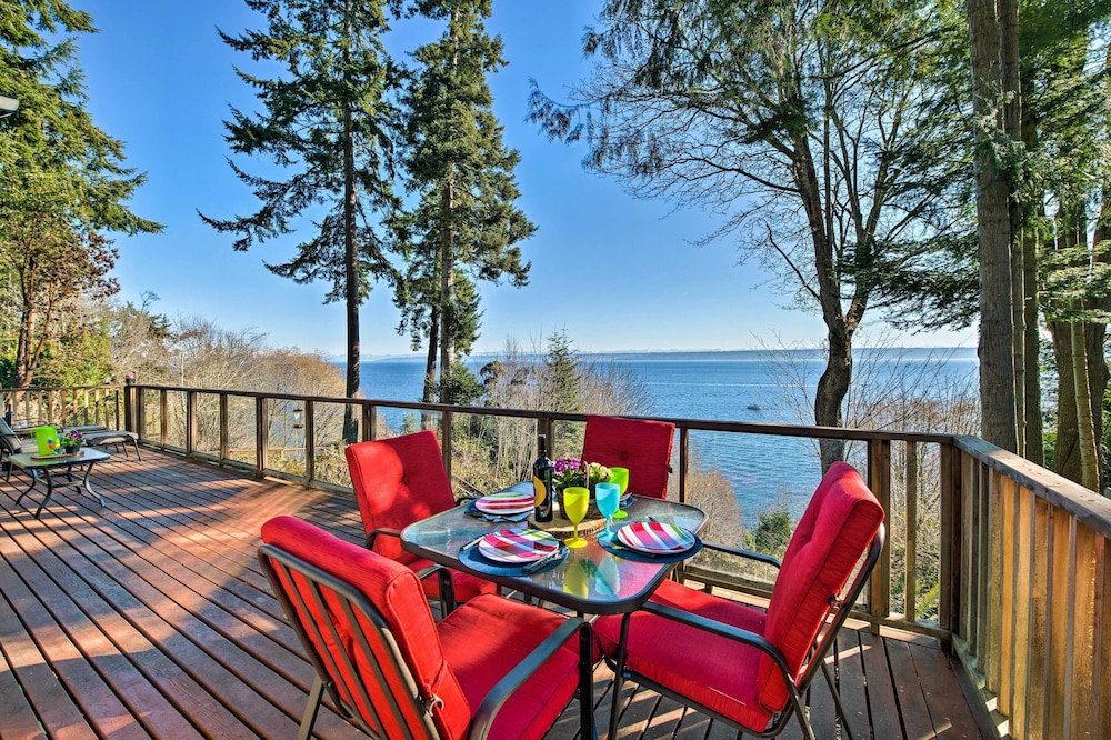 Puget Sound Escape: Private Beach & Oversized Deck - Bainbridge Island, WA