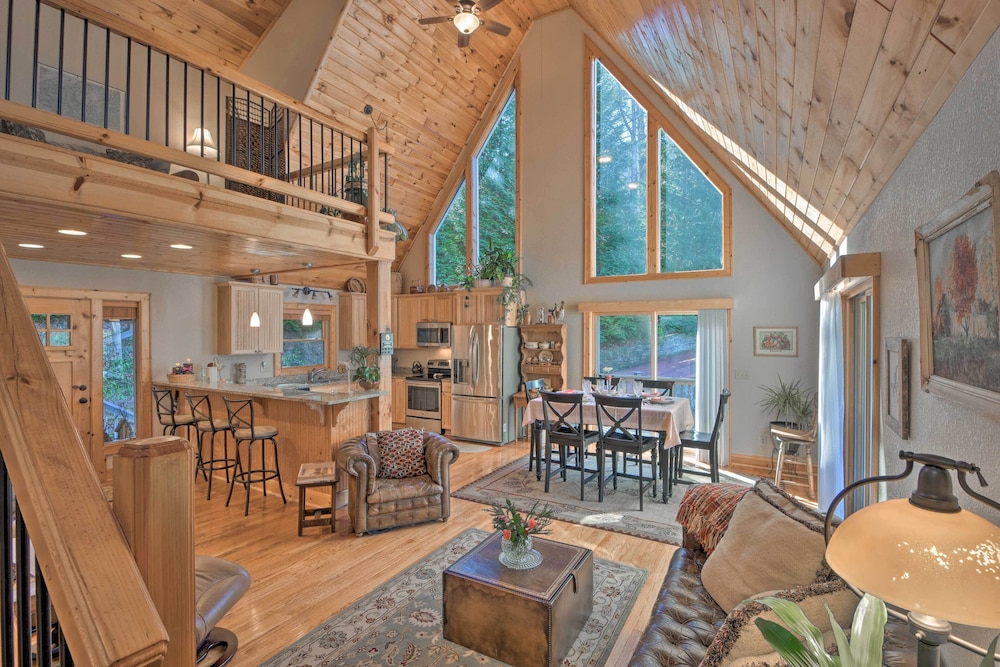 Spacious Lake Santeetlah Cottage W/ Lake Views! - Calderwood Lake, TN