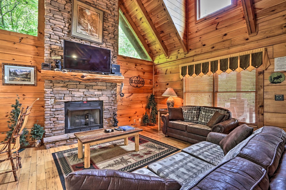Pigeon Forge Getaway W/ Covered Patio & Hot Tub! - Pigeon Forge, TN