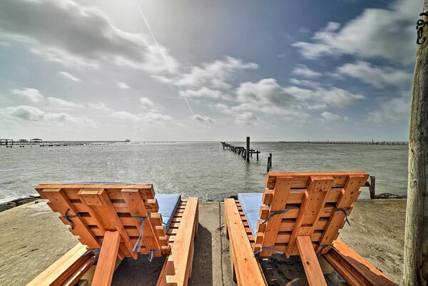 Bayfront Deck: 'Casa Pescadores' Rockport Escape - Bayside, TX