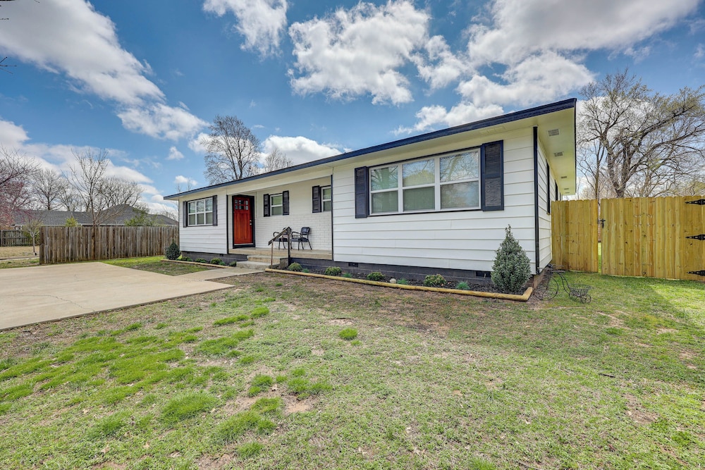 Home: Grassy Yard, Walk To Bentonville Square - Bentonville, AR