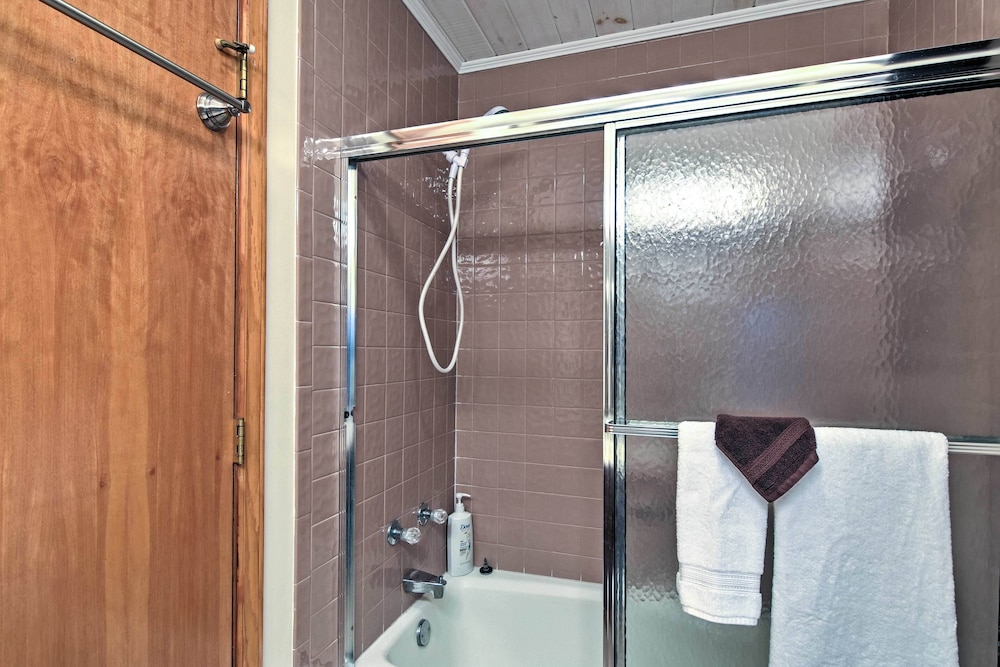 Beech Mountain Condo W/ Balcony, Walk To Resort! - Beech Mountain, NC