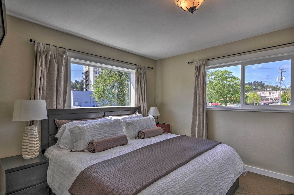 Waterfront Condo On Pier In Downtown Astoria! - Astoria, OR