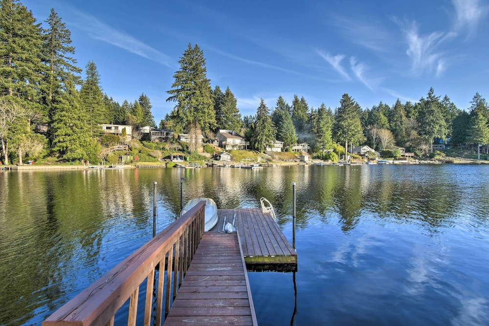 'The Peacock House' - Waterfront Home W/ Hot Tub! - Sunwood Lake, WA