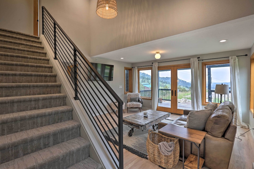 Modern Evergreen Duplex Off I-70 W/ Mountain Views - Evergreen, CO