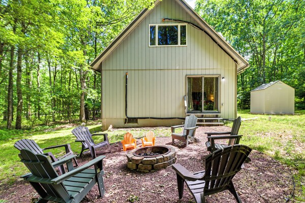 Furnished Deck + Fire Pit: Poconos Outdoorsy Gem - Lehigh Gorge State Park, Jim Thorpe