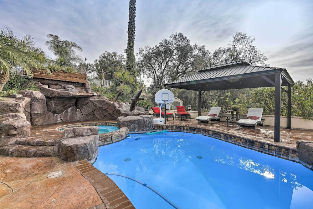 Chic Whittier Oasis: Private Pool, Hot Tub & Grill - Cypress, CA