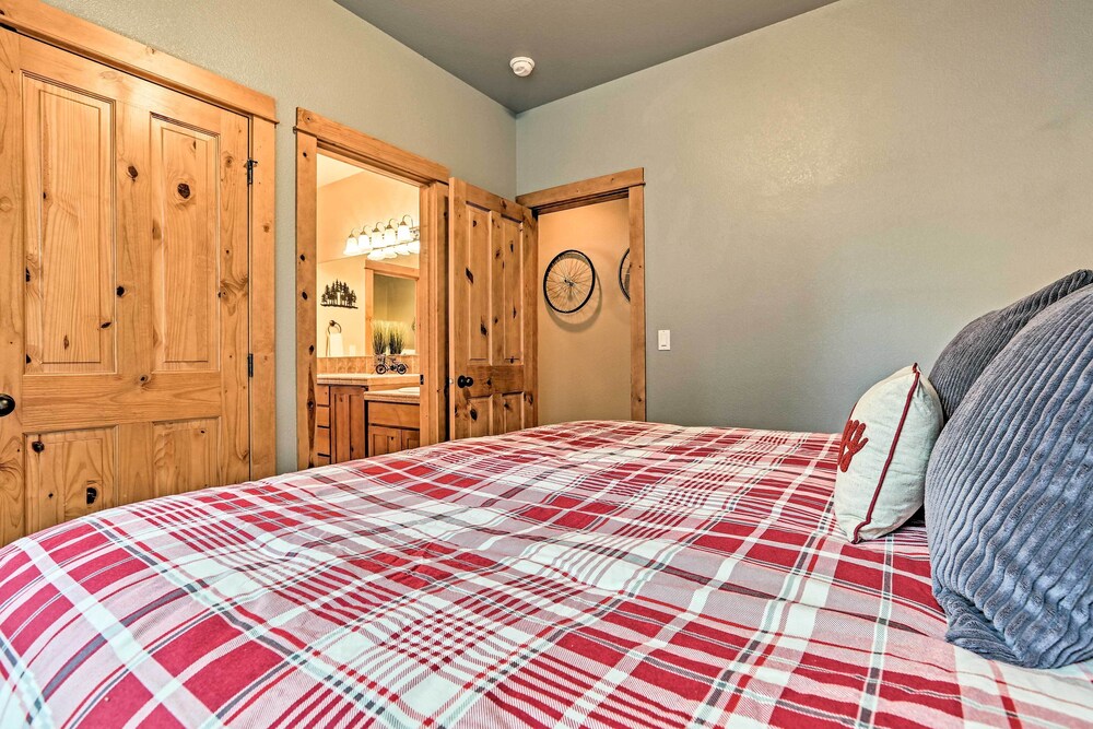 Spacious Sunriver Home W/ Hot Tub & Gas Grill - Sunriver, OR