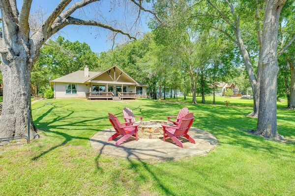 Views & Private Dock: Lakefront Eustace House! - Log Cabin, TX