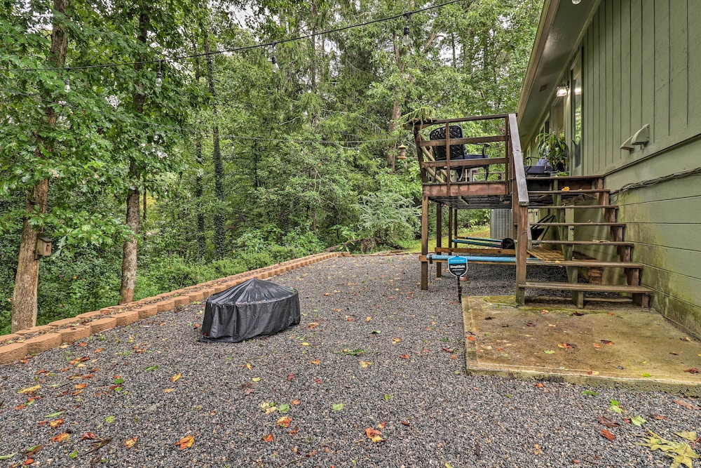 Peaceful Pisgah Forest Cottage W/ Fire Pit! - Jones Gap State Park, Marietta