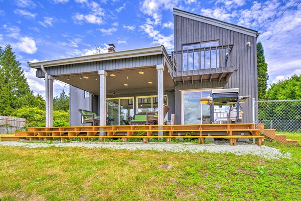 Stunning Hood Canal Getaway W/ Private Deck! - Belfair State Park, Belfair