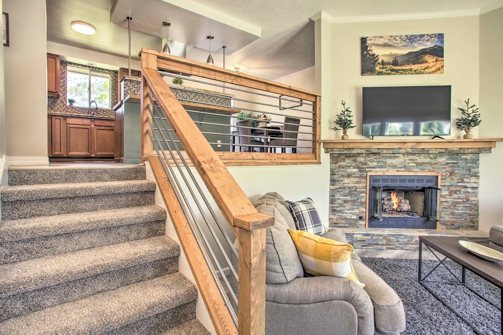 The Overlook Gem: Stunning Views & Serenity Awaits - Spokane, WA