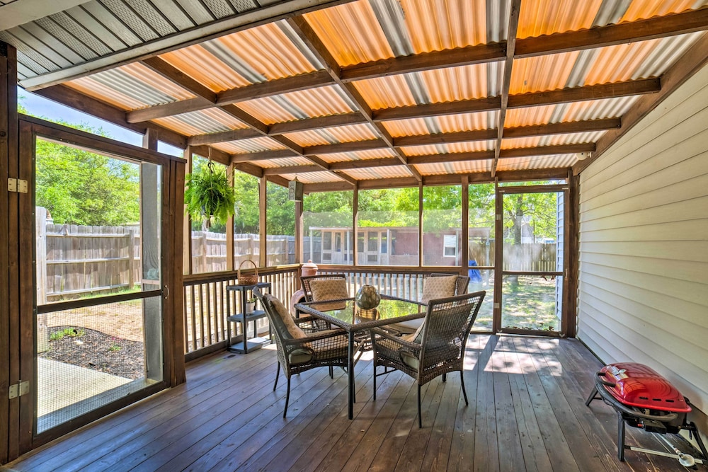 Oak Island Home W/ Fenced Yard, Walk To Long Beach - Oak Island, NC