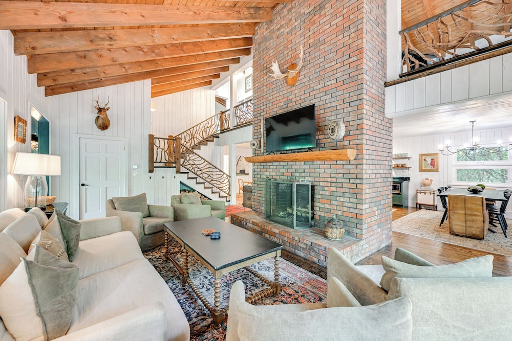 Chic Highlands Cabin Retreat W/ Deck + Office! - Highlands, NC