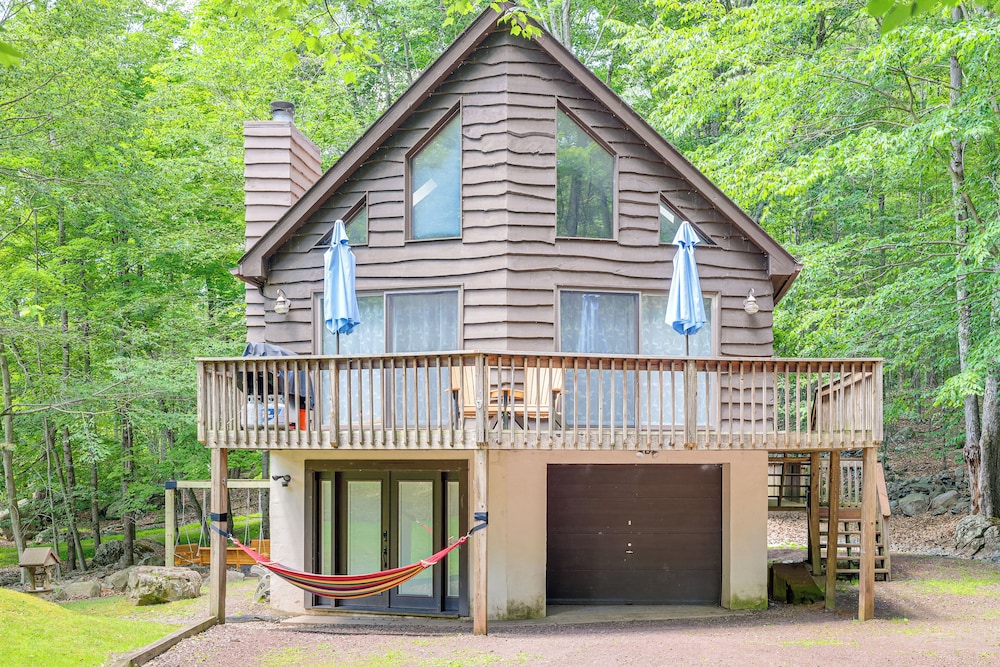 < 1 Mi To Lake Wallenpaupack: Poconos Cabin Rental - Lake Wallenpaupack, PA