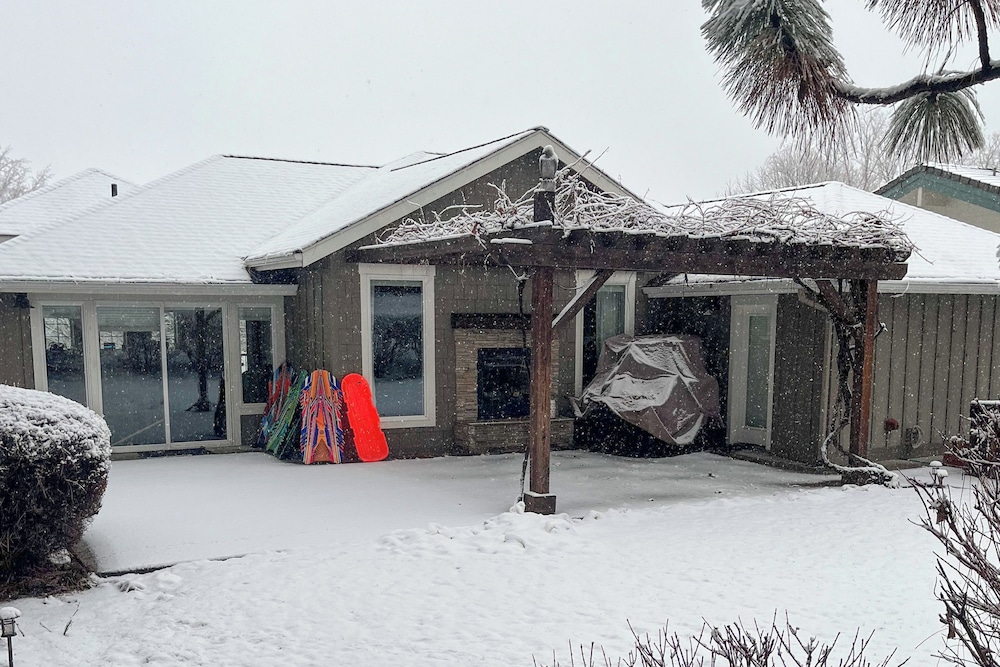 Gorgeous Wapato Point Lakehouse W/ Private Hot Tub - Alta Lake State Park, Pateros