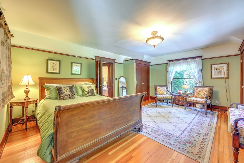 Historic Auburn House On 37 Acres W/ Private Lake! - Des Moines, WA