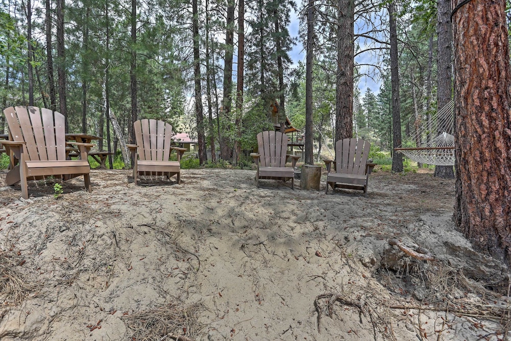 Romantic Riverfront Cottage - 1 Mile To Winthrop! - Winthrop, WA