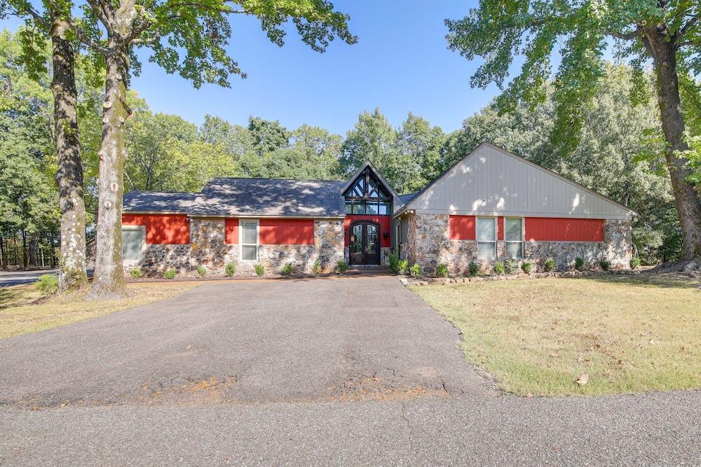 Spacious Southaven Home On 8 Acres W/ Private Pool - Southaven, MS