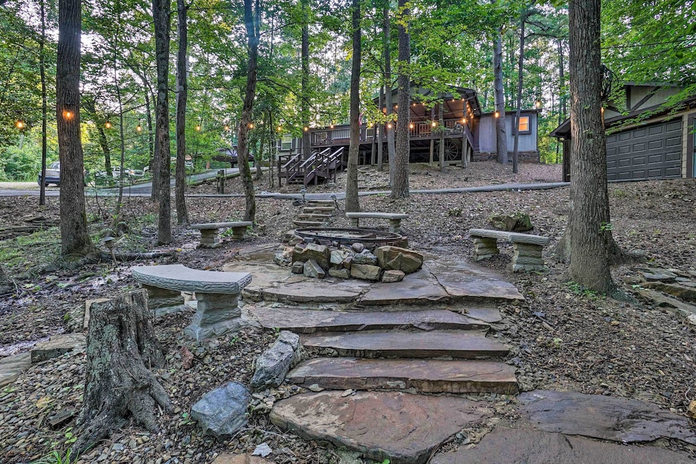 Broken Bow Oasis: Hot Tub, Fire Pit & Patio - Broken Bow, OK