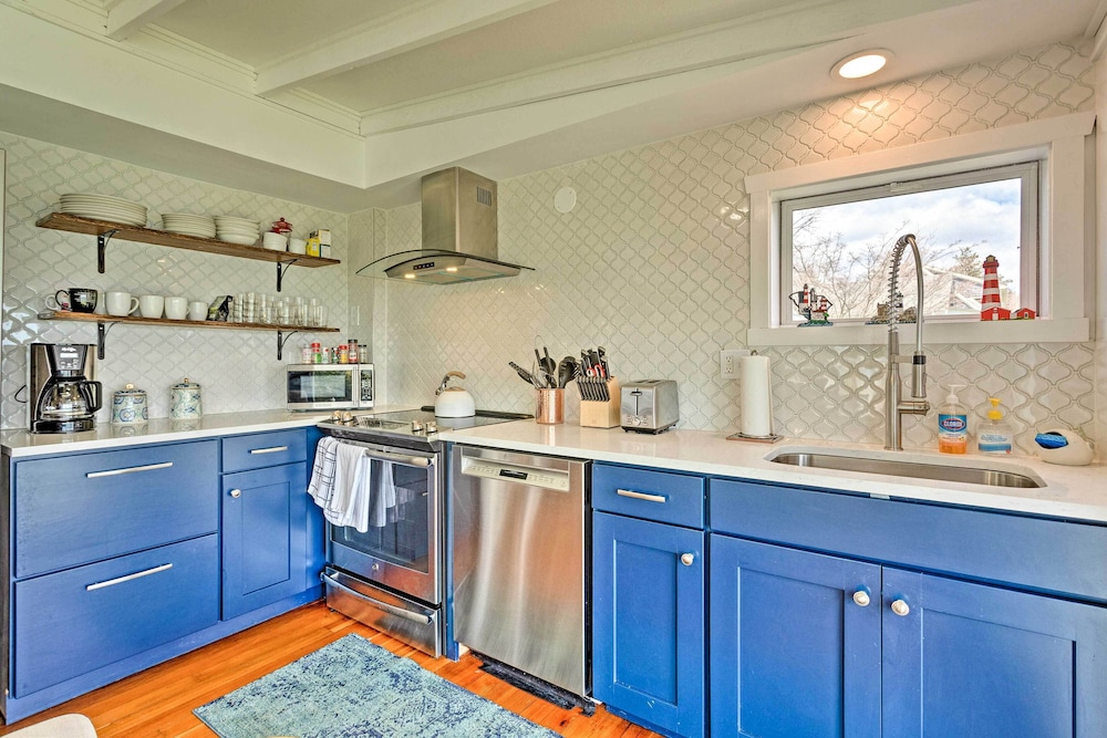 Waterfront Portsmouth Cottage: 8 Mi. From Newport! - Fall River, MA