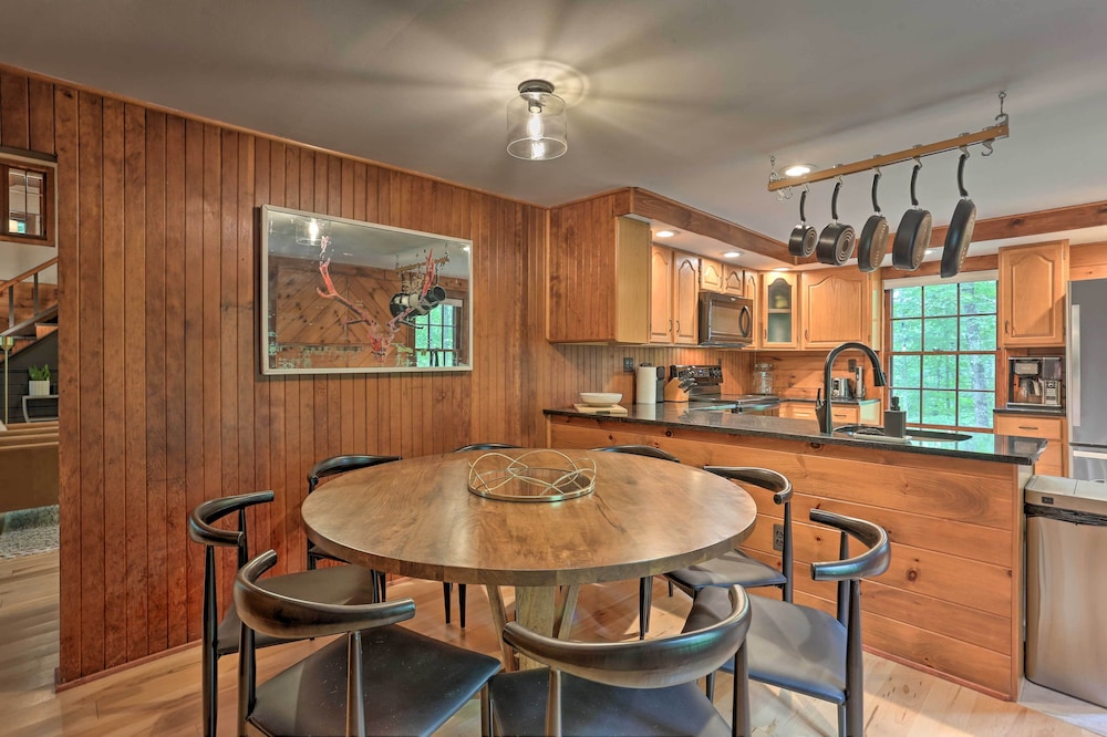 2-acre Hilltop Gem: Fire Pit & 2 Mi To Ski Resort! - Beach Lake, PA