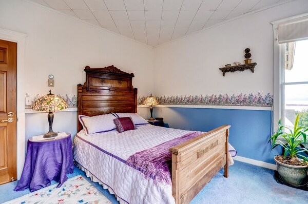 'Astoria Painted Lady' Historic Apt W/ River View! - Astoria, OR