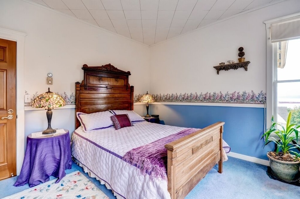 'Astoria Painted Lady' Historic Apt W/ River View! - Astoria, OR