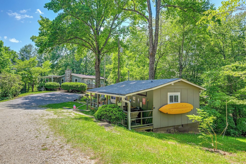 Shared Hot Tub & Fire Pit: Tranquil Whittier Gem! - Cherokee, NC