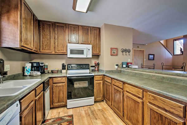 Cabin-style Condo W/ Deck Near Angel Fire Resort - Angel Fire, NM
