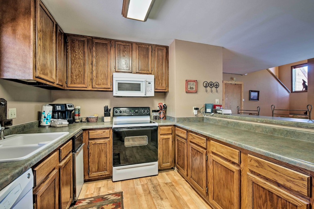 Cabin-style Condo W/ Deck Near Angel Fire Resort - Angel Fire, NM